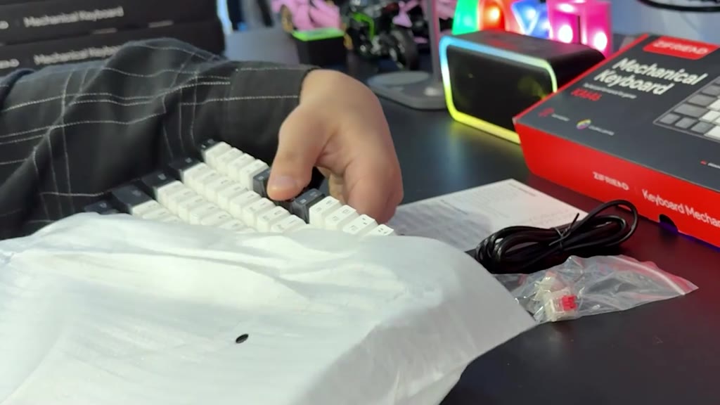 Zifriend KA646 Mechanical Keyboard Swappable Rainbow backlight Gaming ...
