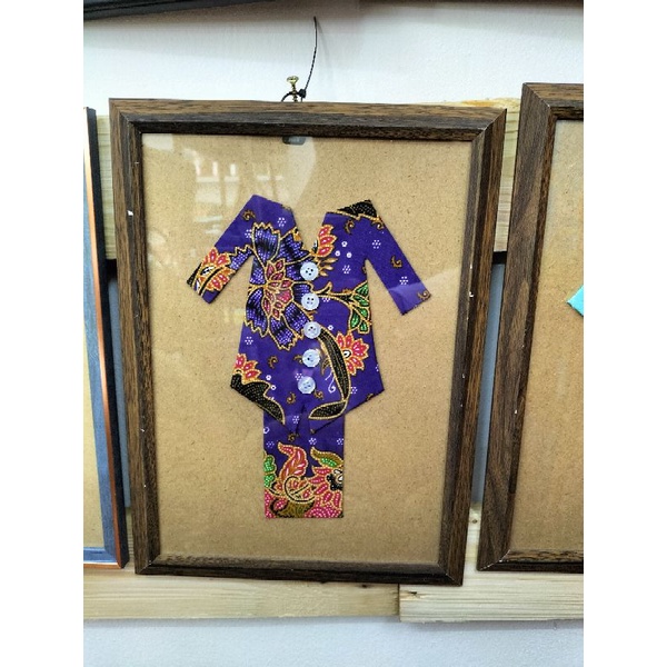 BAJU BATIK DALAM FRAME(DEKORASI ITEM SAHAJA) | Shopee Malaysia