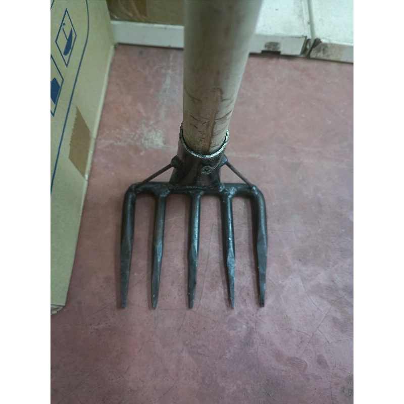 Cakar besi tebal / cakar rumput termasuk batang kayu | Shopee Malaysia