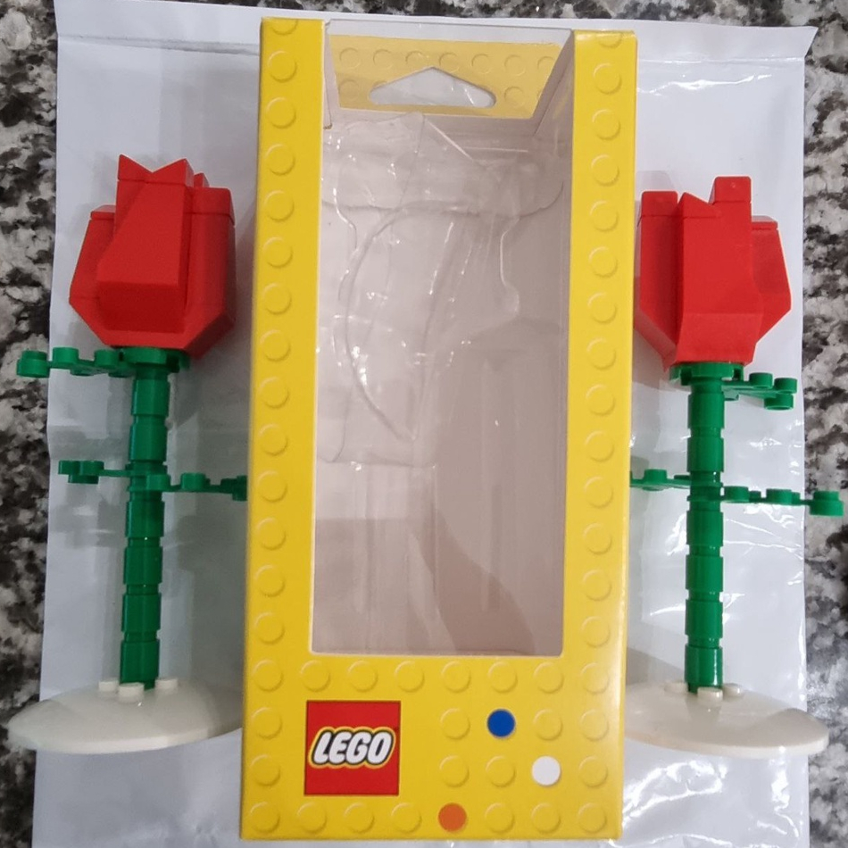 Lego 852786: Rose. DISPLAYED SET. THE PRICE IS FOR 2 ROSES & 1 BOX. NOT ...