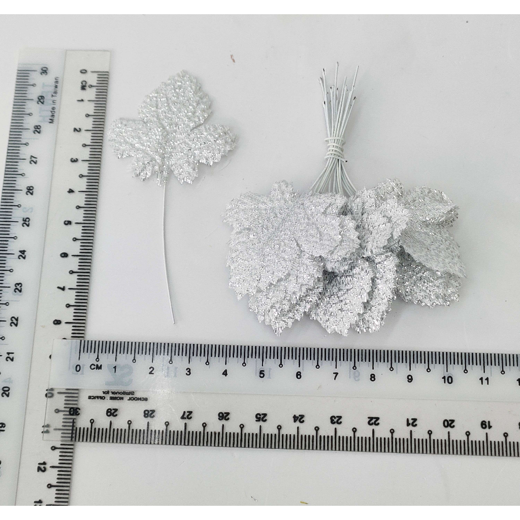 Daun - daun bentuk maple , daun paku - pakis dll untuk sanggul ...