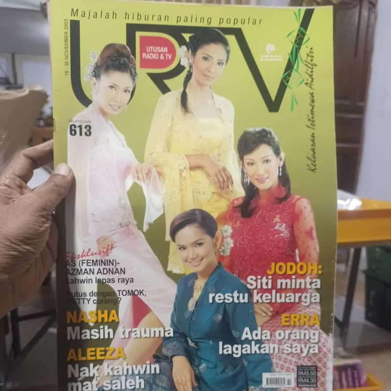 Majalah URTV Cover Erra Fazira Preloved Magazine | Shopee Malaysia