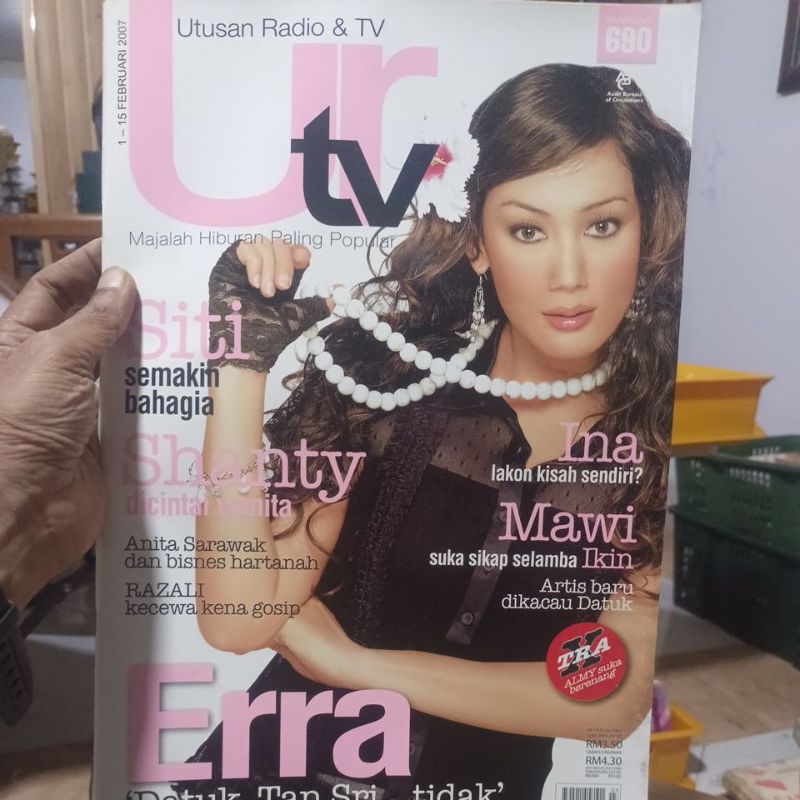 Majalah URTV Cover Erra Fazira Preloved Magazine | Shopee Malaysia