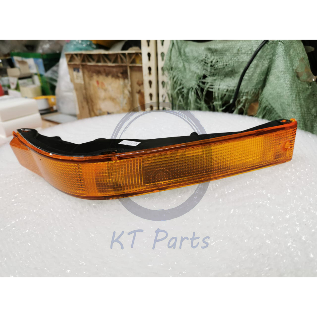TOYOTA LITEACE VAN KM36 / YM31 1990 YEAR FRONT BUMPER SIGNAL LIGHT LAMP ...