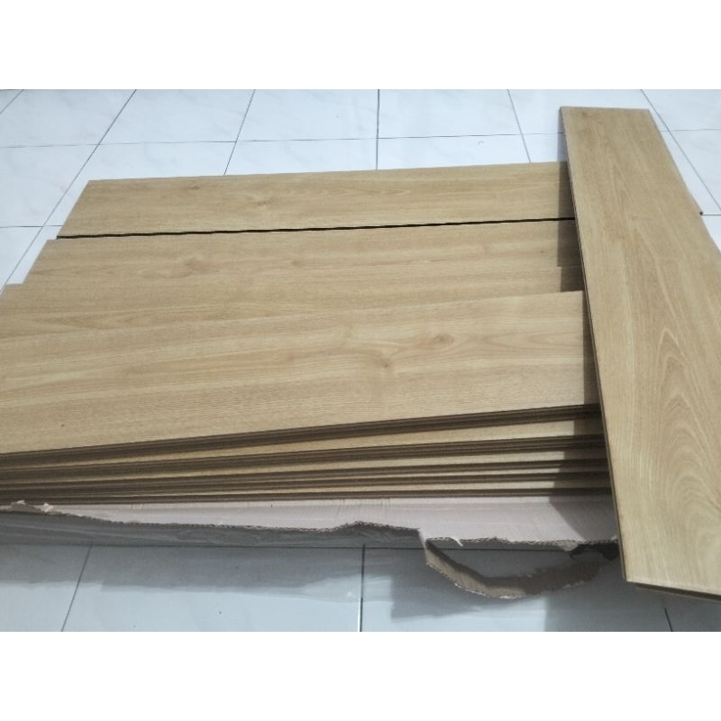 12MM Laminate Flooring (Clip) Papan Lantai Plank Living Home Decor 1box ...