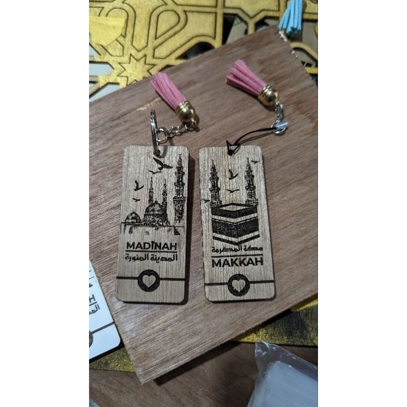 Keychain 2 side Makkah Madinah kayu souvenir mecca madinah | Shopee ...