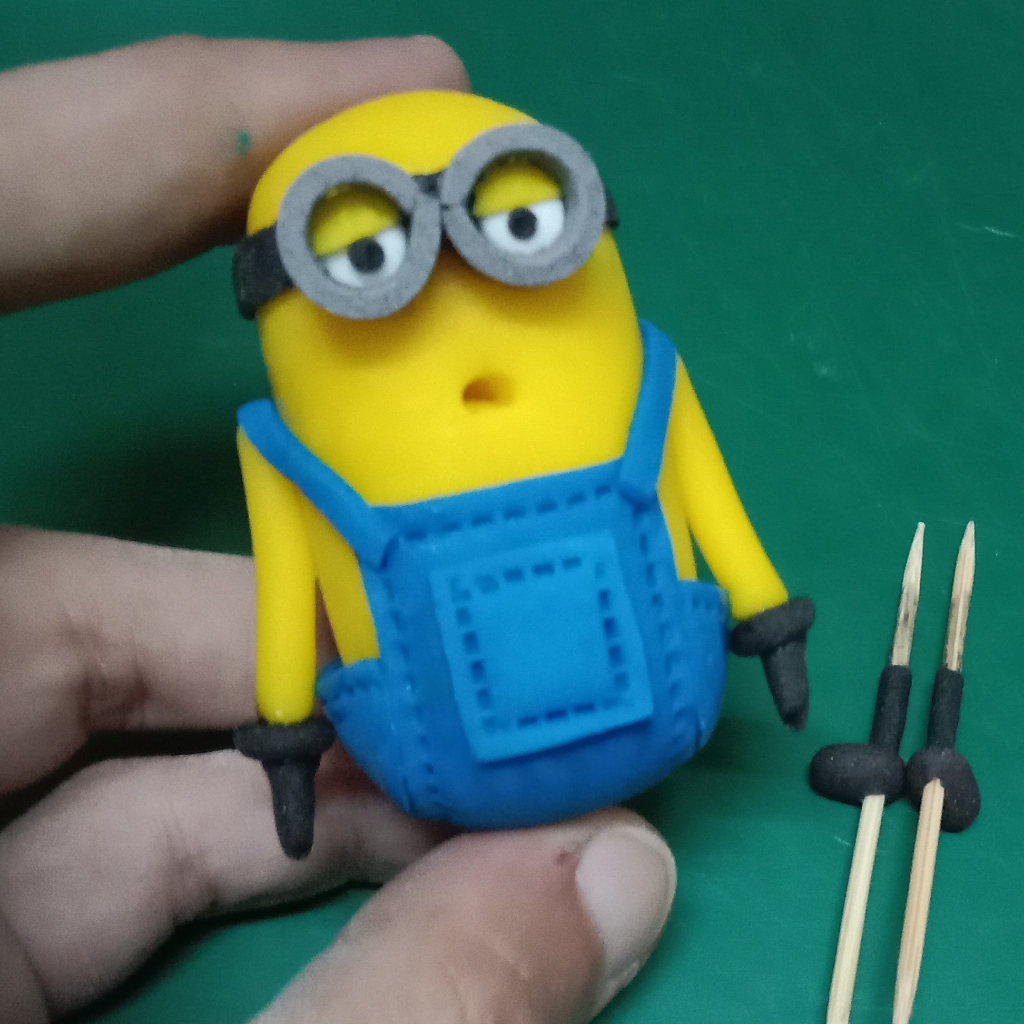 Hiasan Kek Fondant oleh Poor Daddy - Cara Membuat Figur Minion Berdiri ...