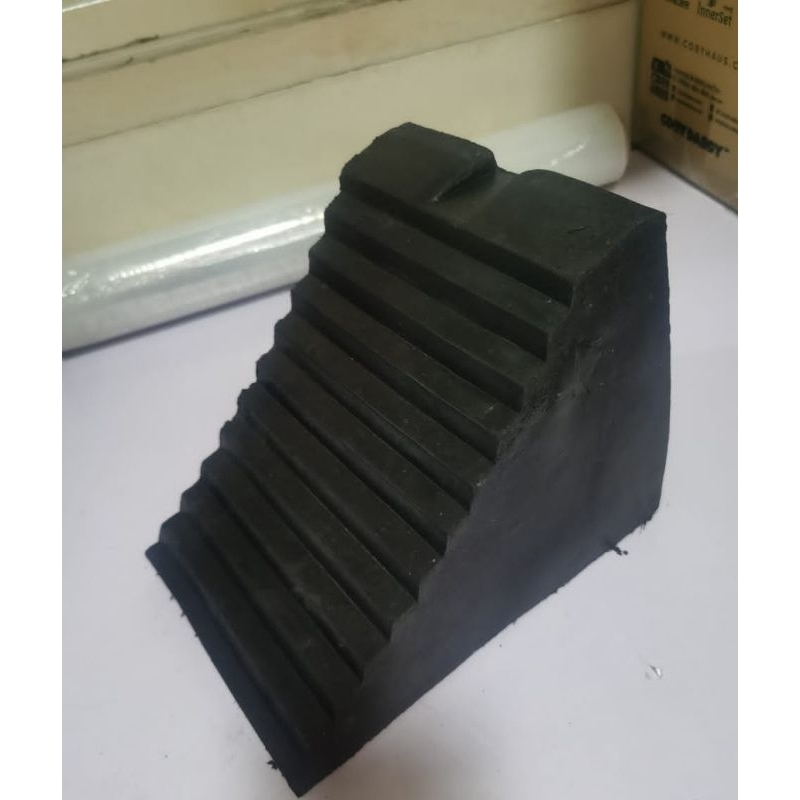ANTI-SLIP TRUCK RUBBER BLOCK/ WHEEL STOPPERStopper choke wheel lorry ...