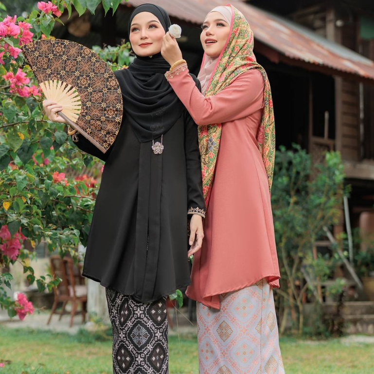 NFH SERI KANDI Baju Kebaya Labuh dan Kain Corak Batik Kipas Belakang ...