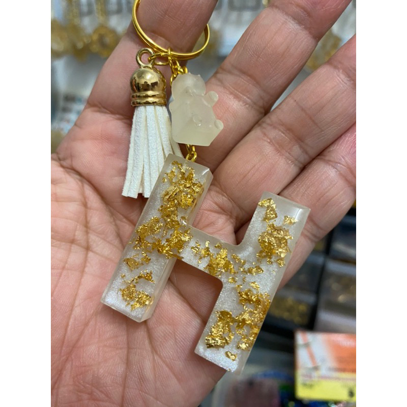 resin alphabet initial keychain ready stock (putih goldflakes) | Shopee ...