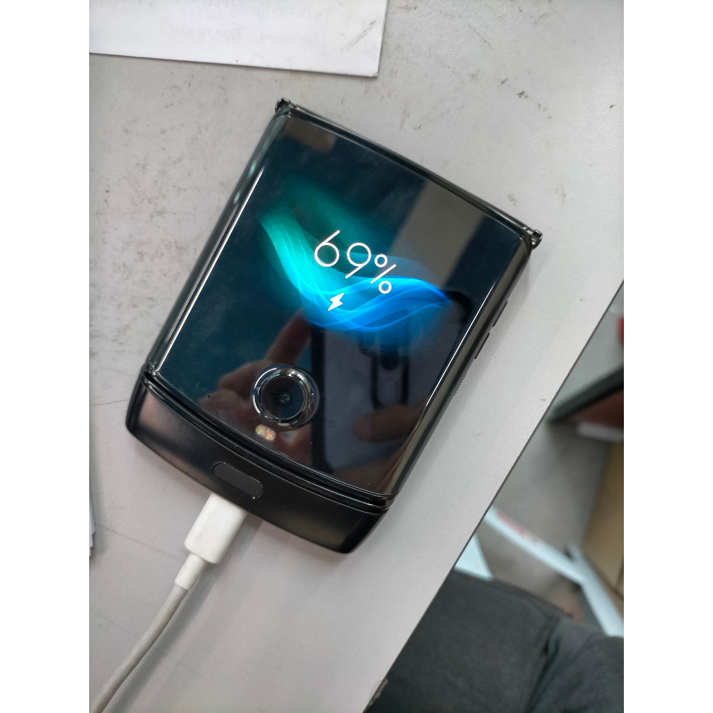 Motorola Razr 2019 flip android phone heavily used unit, for sale, for ...