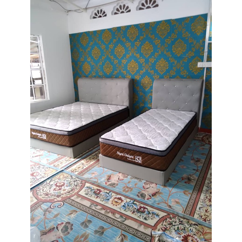 Katil divan quuen saiz 8 inci..dgn tilam queen saiz 10 inci tinggi ...