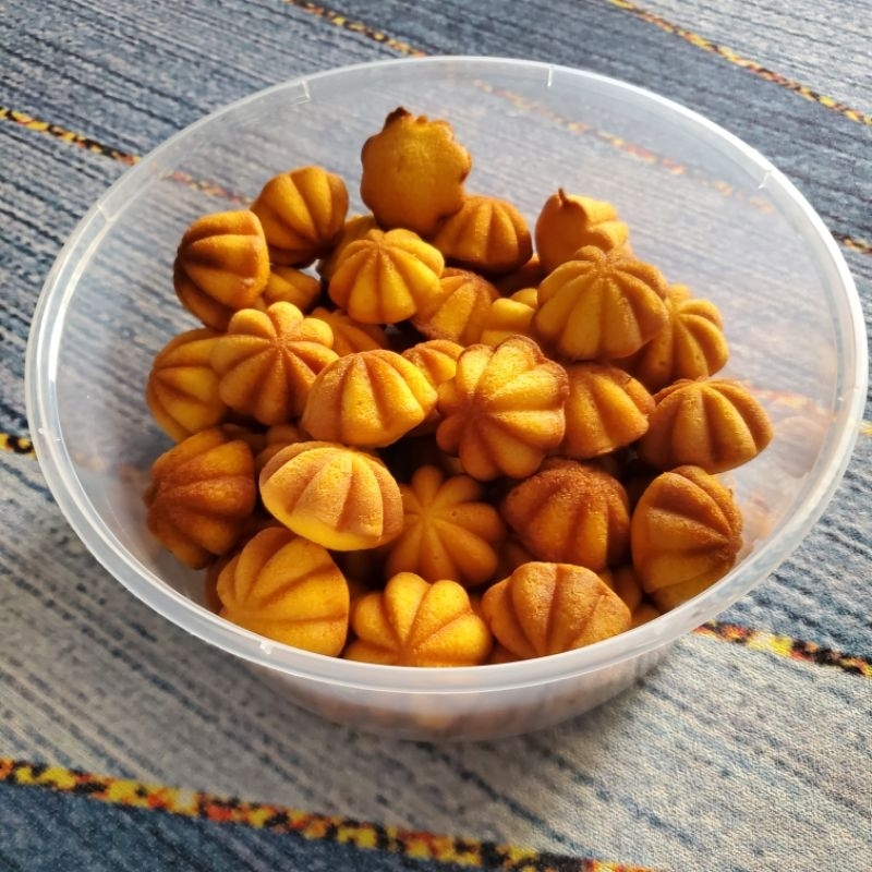 Kuih Bahulu Cermai Original Terengganu Wangi Lembut dan Gebu Keemasan | Shopee Malaysia