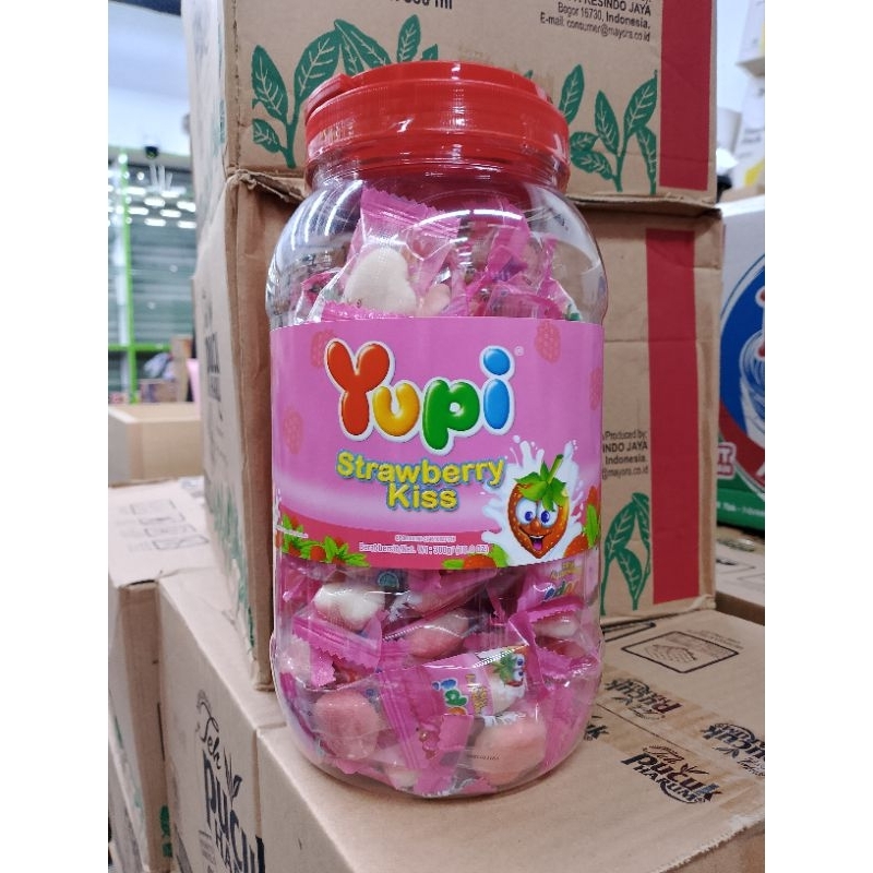 Permen Yupi Gummy Strawberry Kiss 300g | Shopee Malaysia