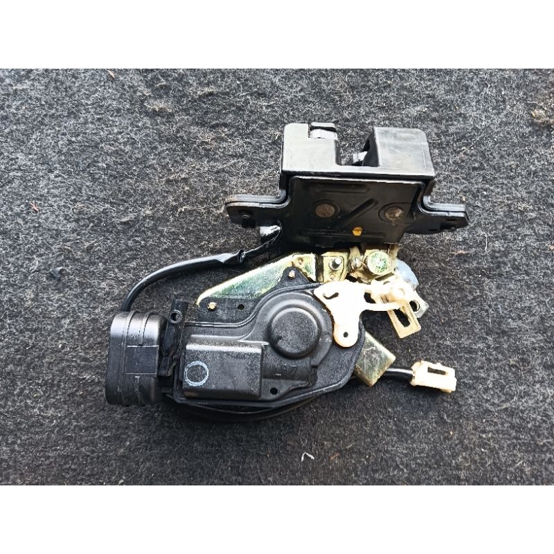 Toyota Estima Acr30 Rear Bonnet Lock (Used Japan) | Shopee Malaysia