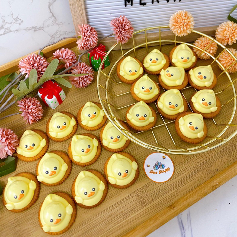 Yellow duck Meringue with Crackers 小黄鸭马林糖 蛋白糖 | Shopee Malaysia