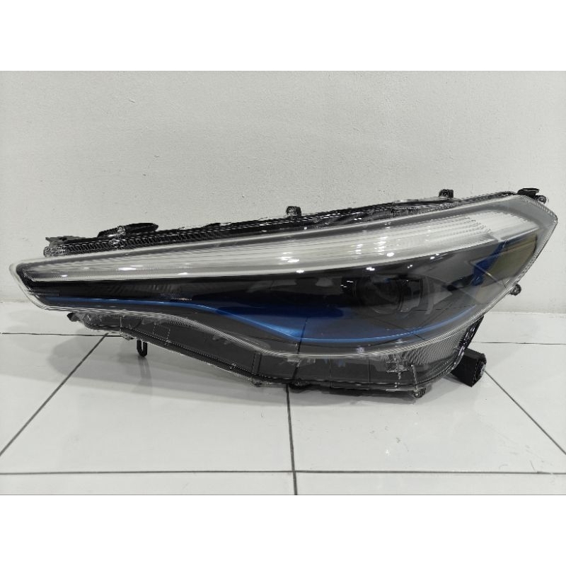 Toyota corolla cross head lamp Lh (hybrid) | Shopee Malaysia