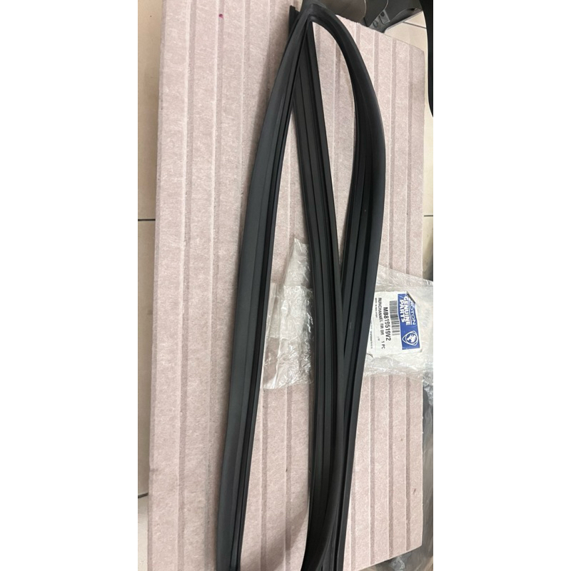 Original Proton Wira RUNCHANNEL,REAR DOOR WINDOW GLASS,LH-MB819519V2 ...