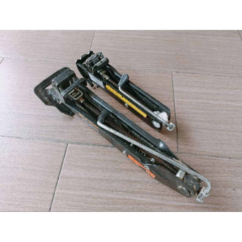 Jack Conti Kereta Car Jack Tayar Pancit Mudah Dan Cepat. Made in ...