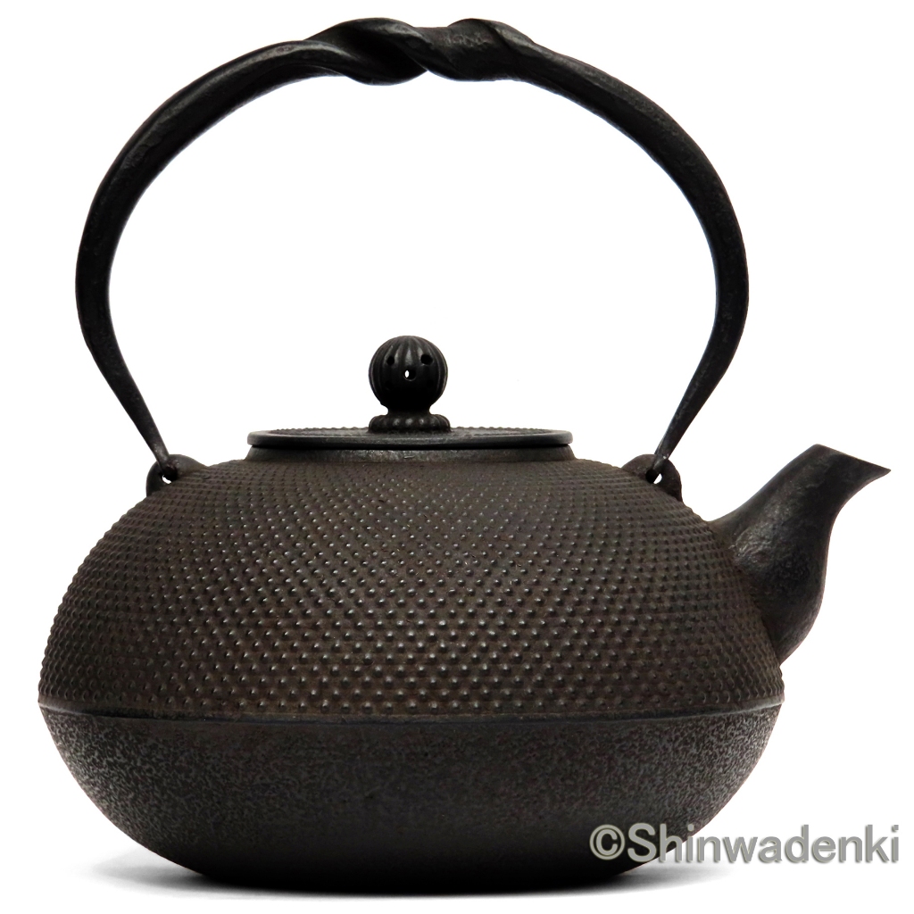 【Direct from Japan】Nanbu tekki Gen Kuzumaki's handmade cast iron kettle futon shape arare 1.5L ...