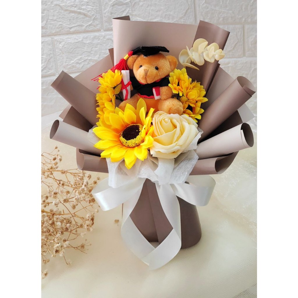 Bouquet convocation#konvokesyen#Teddy bear with sunflower#Graduation ...