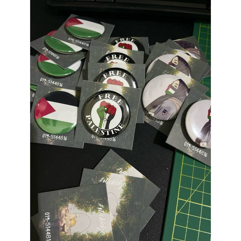 merdeka palestin button badges pin ready made atau custom family day ...