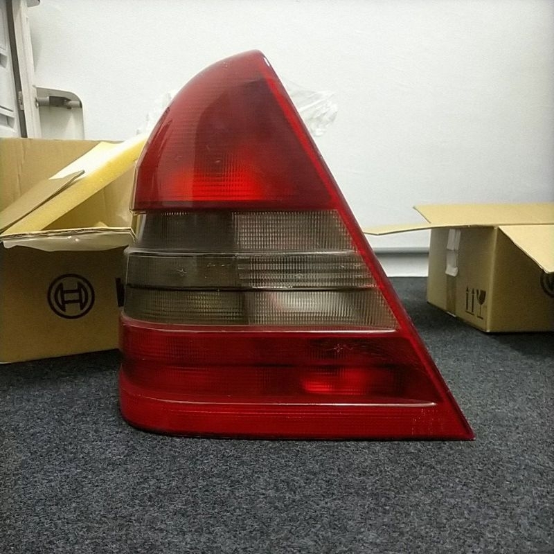 W202 ORIGINAL TAIL LIGHT WITH BULB SOCKET LEFT (USED) | Shopee Malaysia