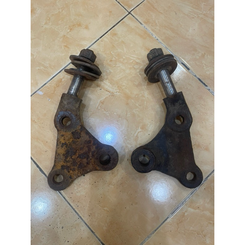 (used) lower arm bracket saga iswara | Shopee Malaysia