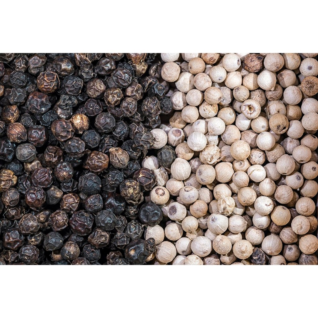 Black / white penja pepper whole (Piper nigrum) poivre de Penja origin ...