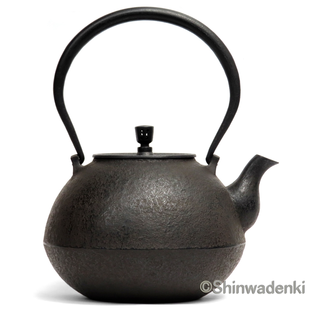 【Direct from Japan】Nanbu tekki Gen Kuzumaki's handmade japanese cast iron kettle Daruma HIbiki ...
