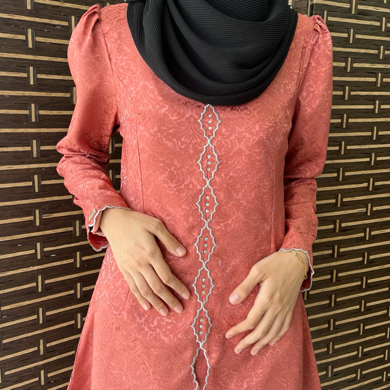 RayaHaji2024 Kebarung Klasik Areesa: Kebaya Klasik kebaya labuh: Retro ...