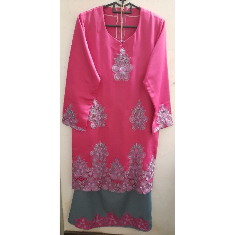 Preloved Baju Kurung Moden Sulam Tampal Raya (Hot pink & Light Grey ...