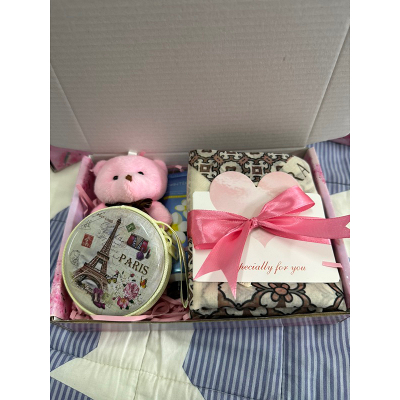 Gift box tudung bawal minaz hijab/ shawl publika / leeyanarahman ...