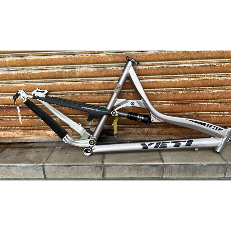 Yeti 575 alloy full suspension frame. rear shox is Fox Float. Color is ...