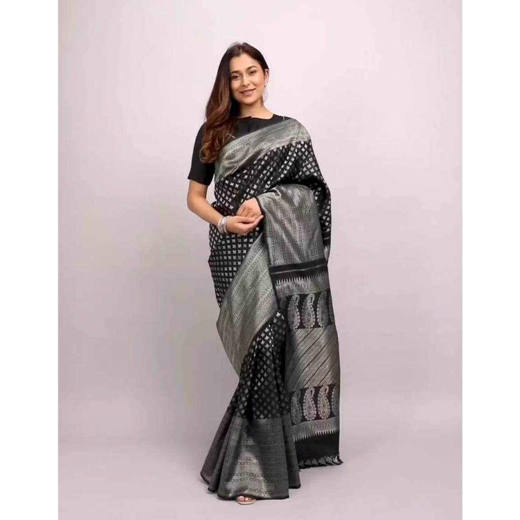 THIS GORGEOUS SILK SAREE . THE INTRICATE DETAILS AND THE STUNNING PALLU ...