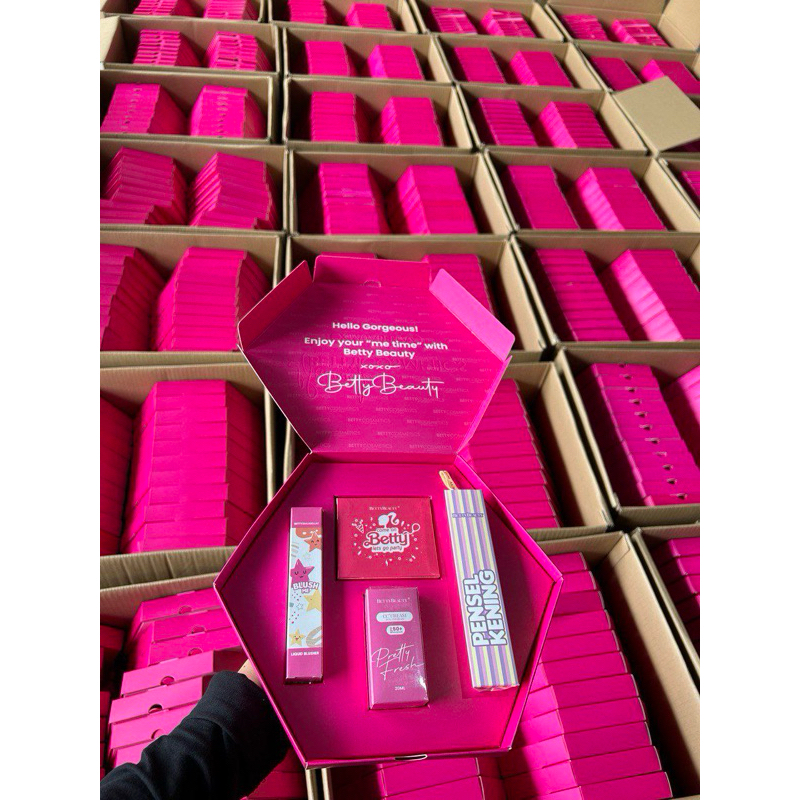 PINK BOX SET BETTY BEAUTY X MUA BELLAZ | Shopee Malaysia