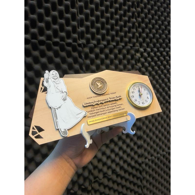 Plaque Kayu + Jam standee untuk cenderahati, penghargaan atau persaraan ...