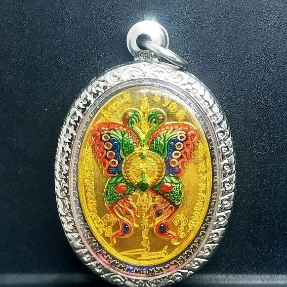 ( 3 X 4 CM )名称 : 蝴蝶牌 师傅 : KUBRA KISANA 庙名 : WAT ASROM 佛历 : 2561 原料 : 黄铜 ...