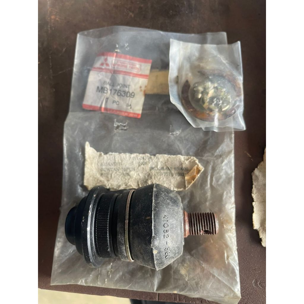 MITSUBISHI PAJERO LO49 LO47 UPPER BALL JOINT (MB176309) CLEARANCE STOCK ...