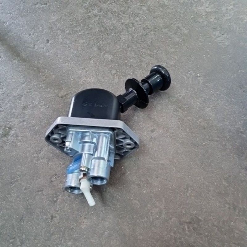 NISSAN UD GE13 HAND BRAKE VALVE 9617230040 (2 HOLES) | Shopee Malaysia