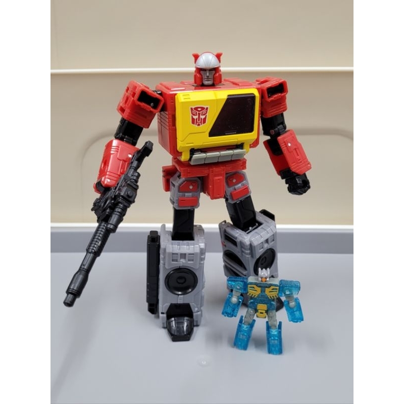 [USED/RARE] Hasbro WFC Kingdom Voyager Class Transformers Blaster ...