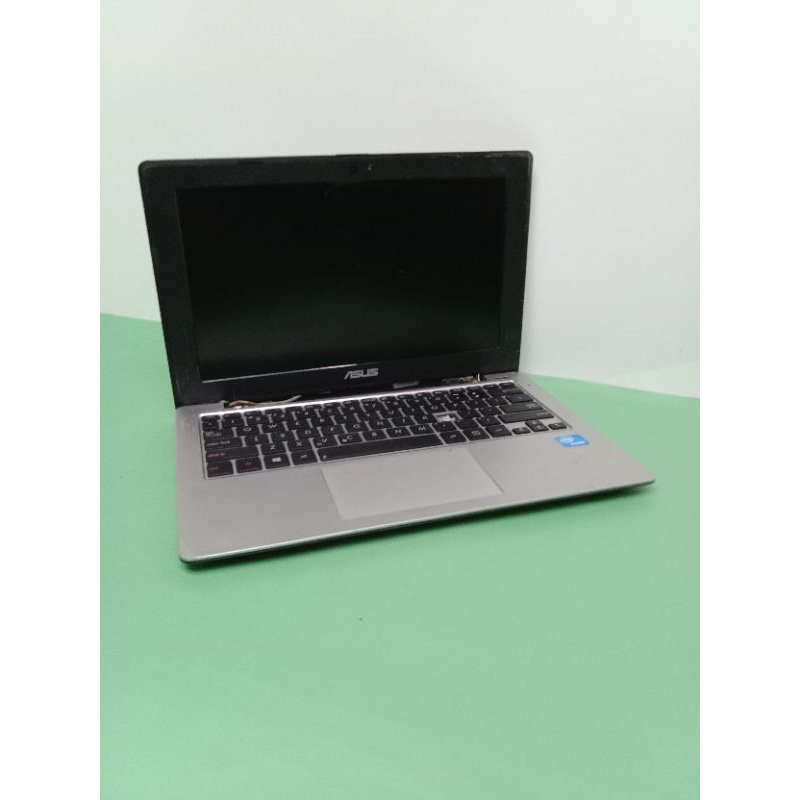 Asus Laptop model x201E full casing with main board one hinge is broken ...