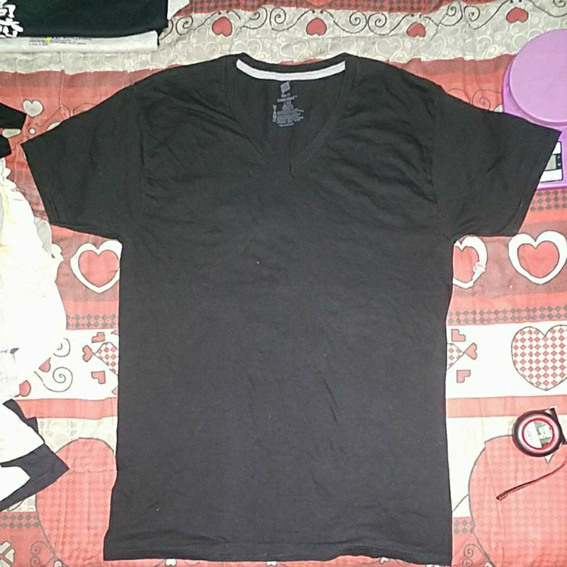 HANES BUNDLE V NECK HITAM KOSONG PIT 18.5X28 like new | Shopee Malaysia