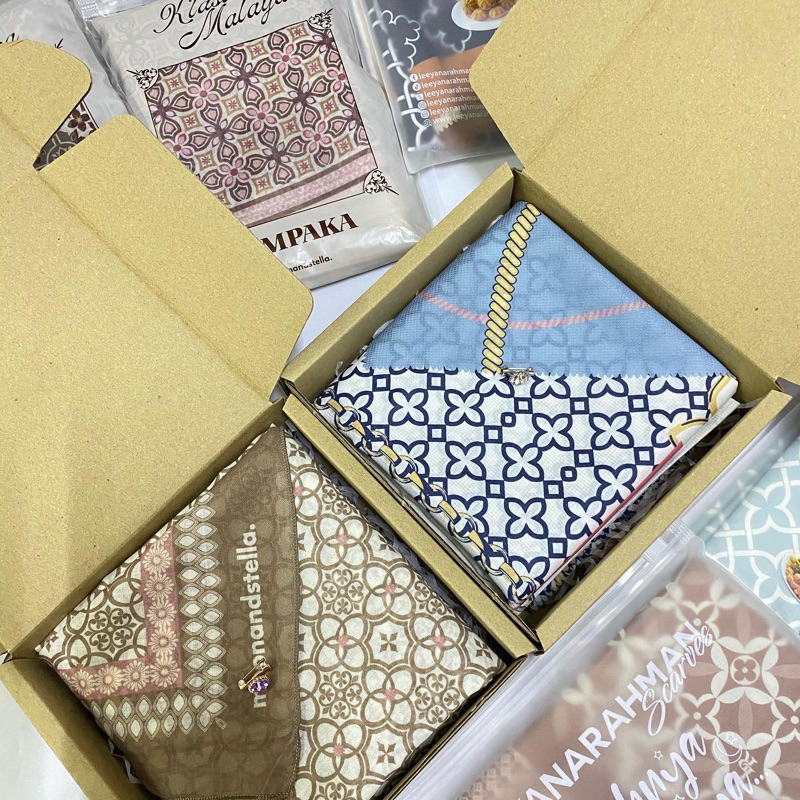 SET GIFT BOX TUDUNG BAWAL LEEYANARAHMAN / SHAWLPUBLIKA / TUDUNG RUFFLE ...