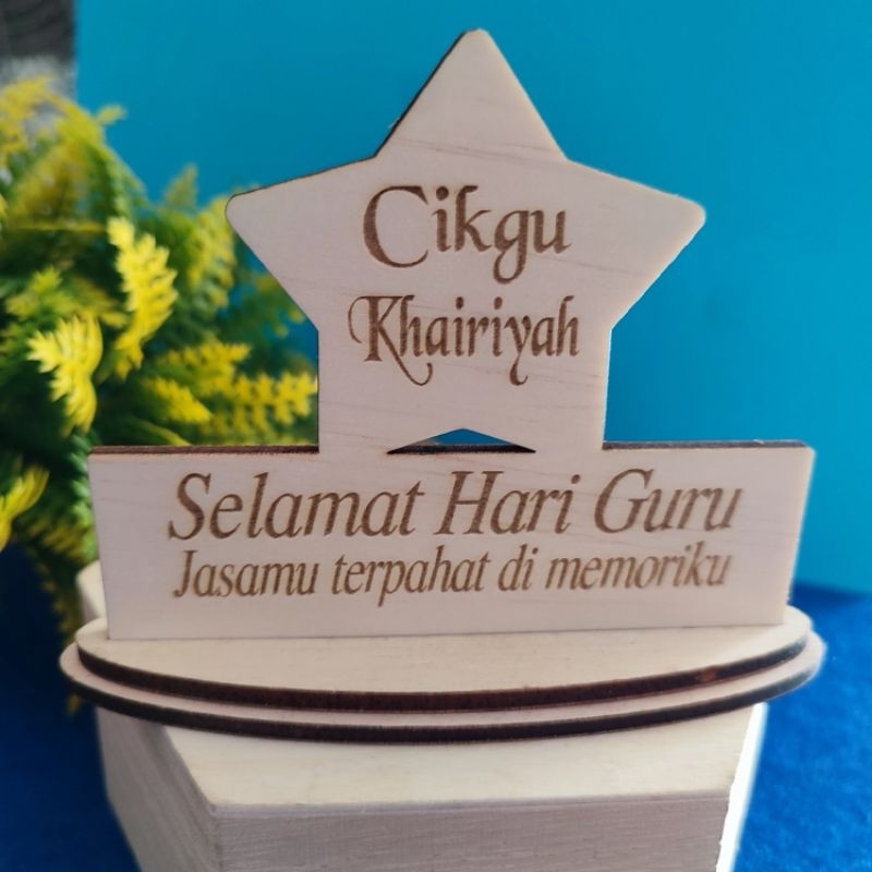 Hadiah Guru Pelajar Rakan Display Stand Wooden Star Custom Nama dan ...