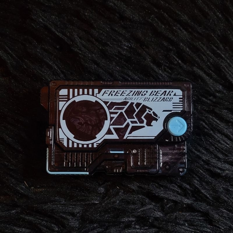 DX Blizzard Freezing Bear Progrise Key Kamen Rider Zero One Bandai ...