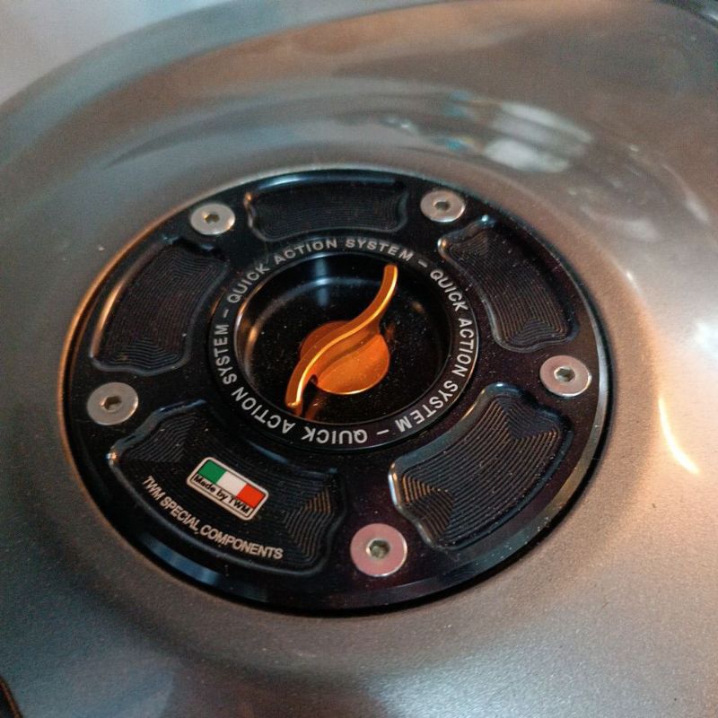 TWM made in Italy fuel cap keyless utk Yamaha R1 R1M R6 R25 MT09 MT07 ...