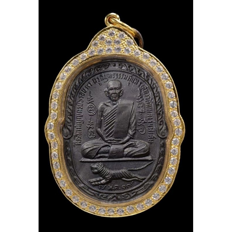 值得收藏的圣物,在泰国非常热门的龙婆高僧自身牌之一,大名鼎鼎Wat Kalong 龍婆sukLp Suk BE2517 頭幫 自身法相骑虎 铜 ...