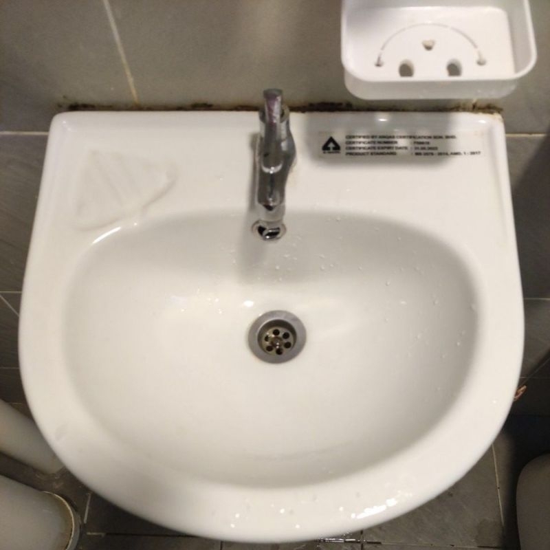 sinki cuci muka tangan bilik air murah dan masih baru lagi warna putih ...