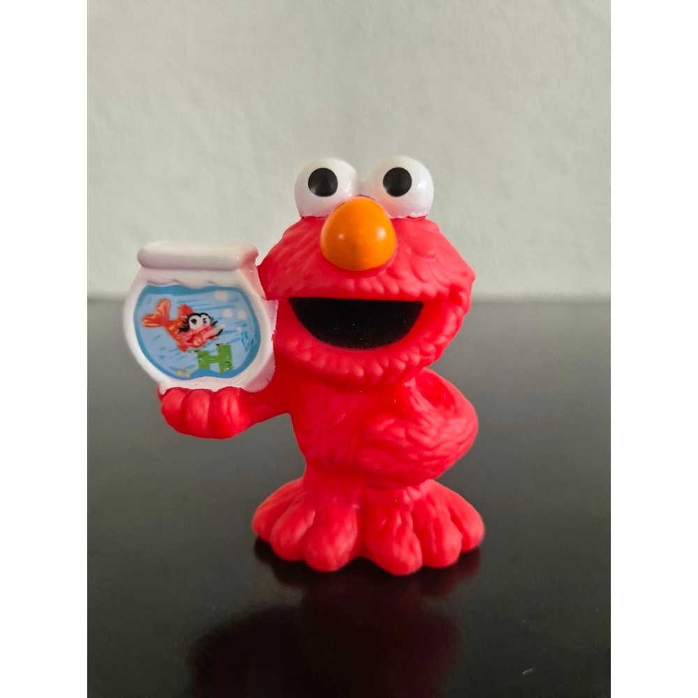 Sesame Street Elmo holding a small fish tank | Shopee Malaysia